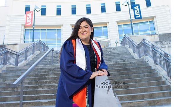 UTSA Graduation Pictures in Cap and Gown by Richard's Photography in ...